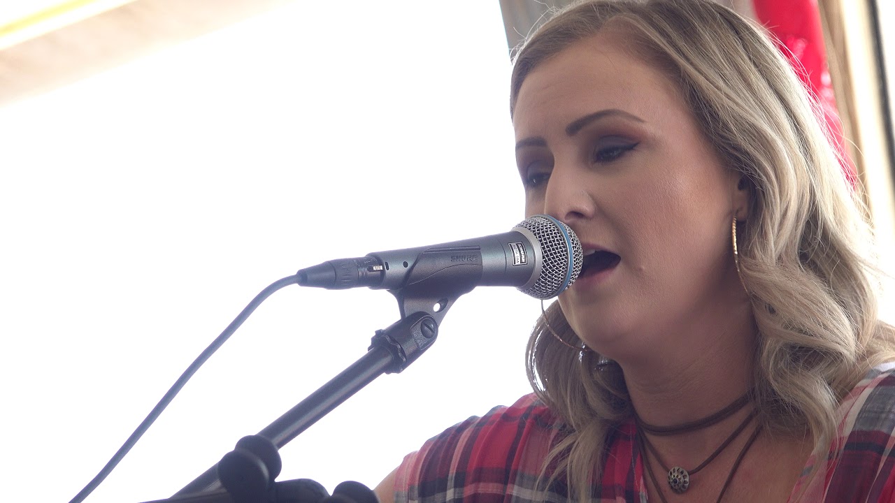 Woman Singing Country Music at Kings Island 2018 - YouTube