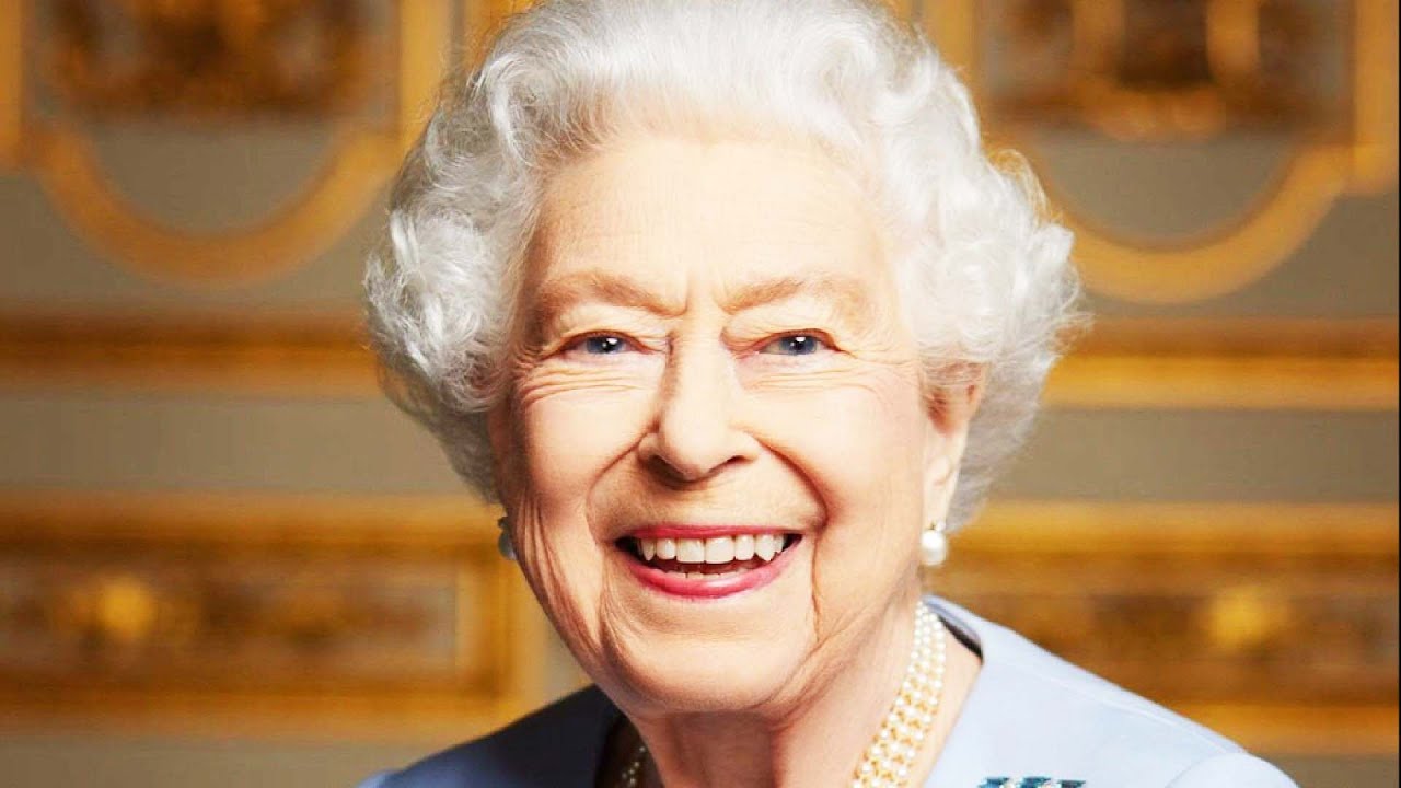 Buckingham Palace Reveals Queen Elizabeth’s Final Portrait - YouTube
