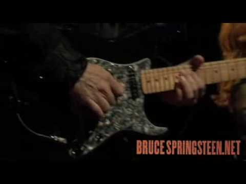 BRUCE SPRINGSTEEN - JOHNNY 99 - DENVER 2009 - YouTube