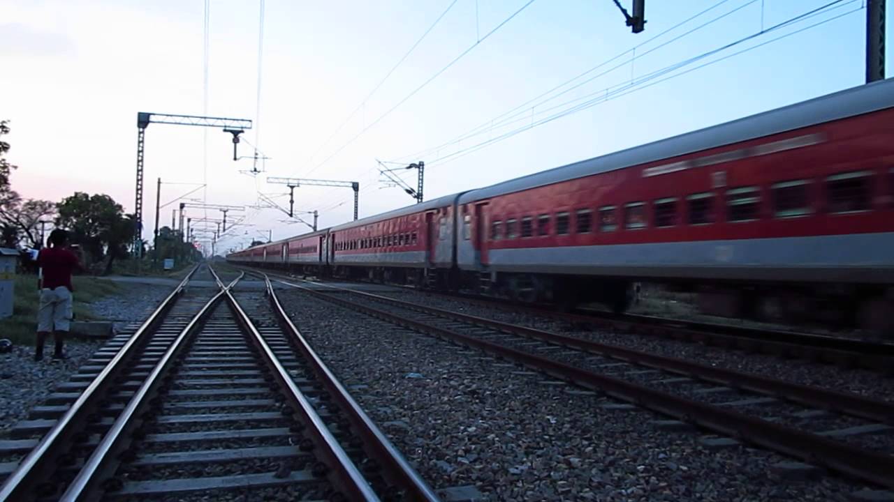 India's Fastest Superfast Express Train Burns the Tracks at 125kmph ...