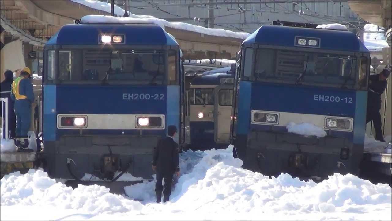 山梨市駅では人海戦術による除雪作業、EH200-22 上り試単発車 - YouTube