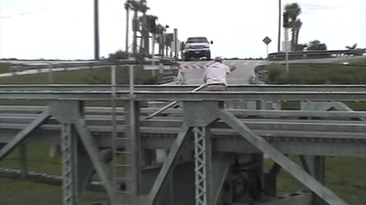 Opening The Point Chosen Bridge, the oldest swing drawbridge in Florida ...