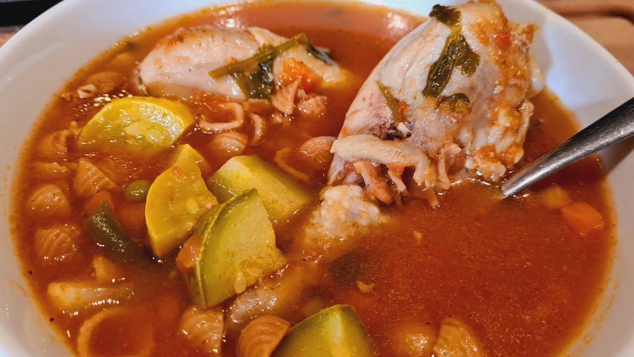 How to Make a Mexican Chicken Soup with Shell Pasta / Sopa De Pollo Con ...