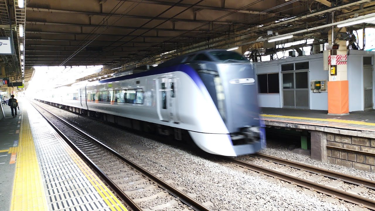 E353系 S105編成 特急かいじ19号甲府行が西八王子駅2番線を通過するシーン - YouTube