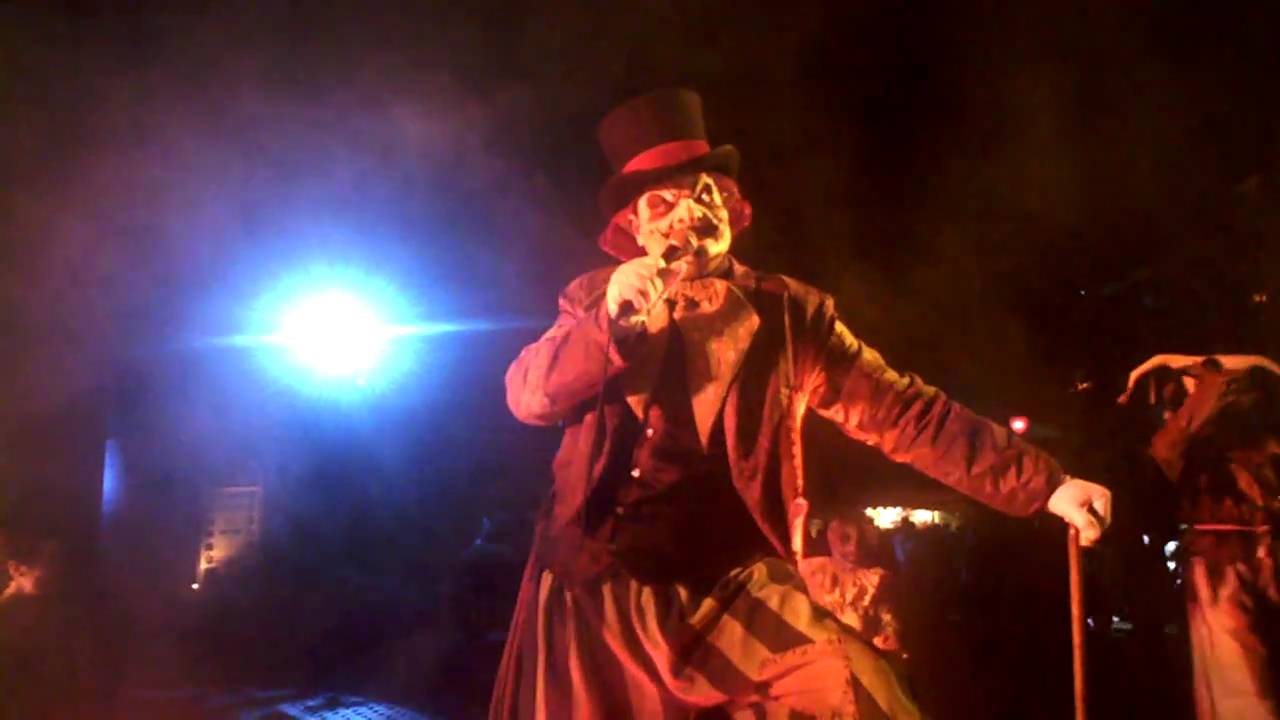 Ringmaster at 2010 Halloween Horror Nights - YouTube