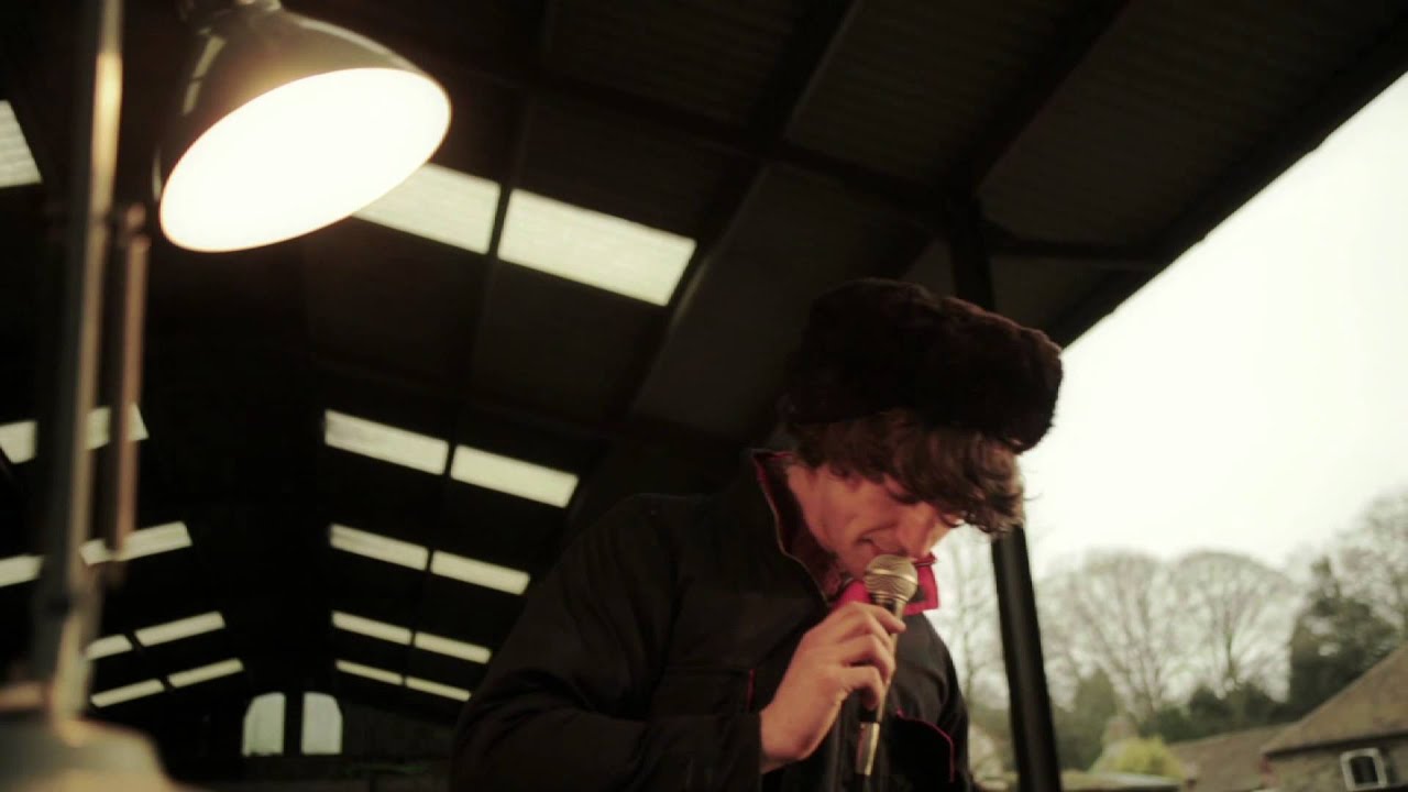 Cosmo Sheldrake 'Rich' live at the pigsty - YouTube