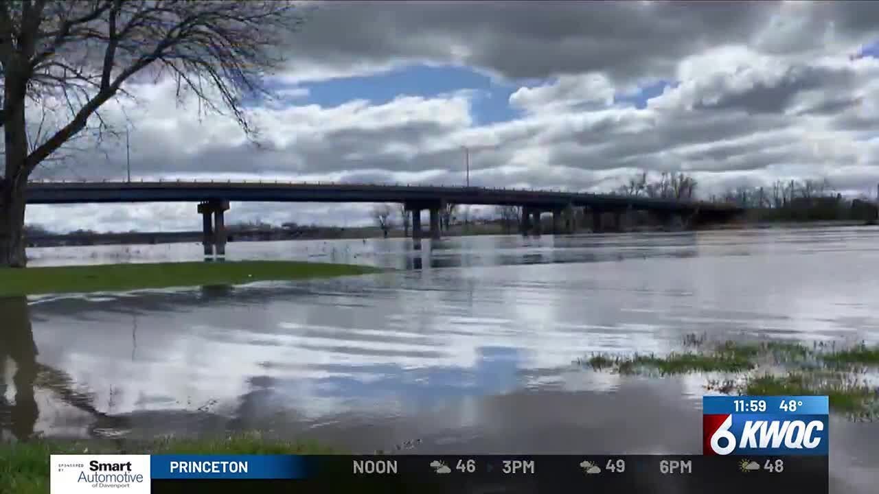 The Rock River is over flood stage and rising in Moline - YouTube
