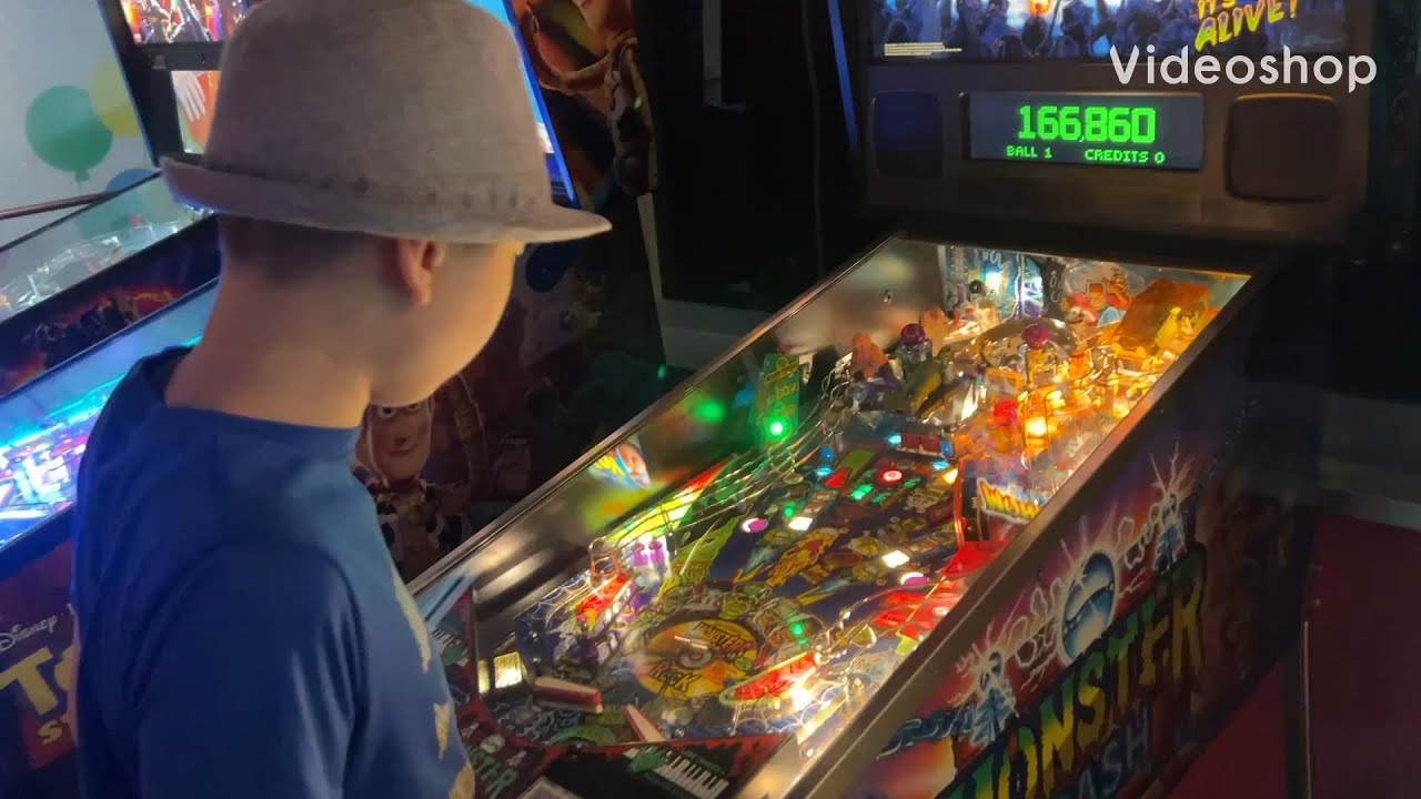 Jason gaming action and winning #1 at the Arcade - YouTube