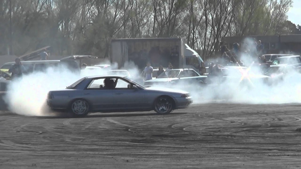 Silver R32 @ Naki Skids - YouTube