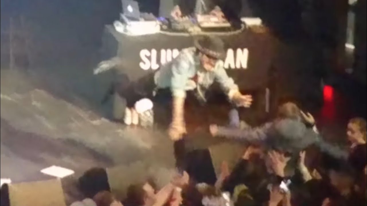 Yelawolf Throwing kids off stage!! - YouTube