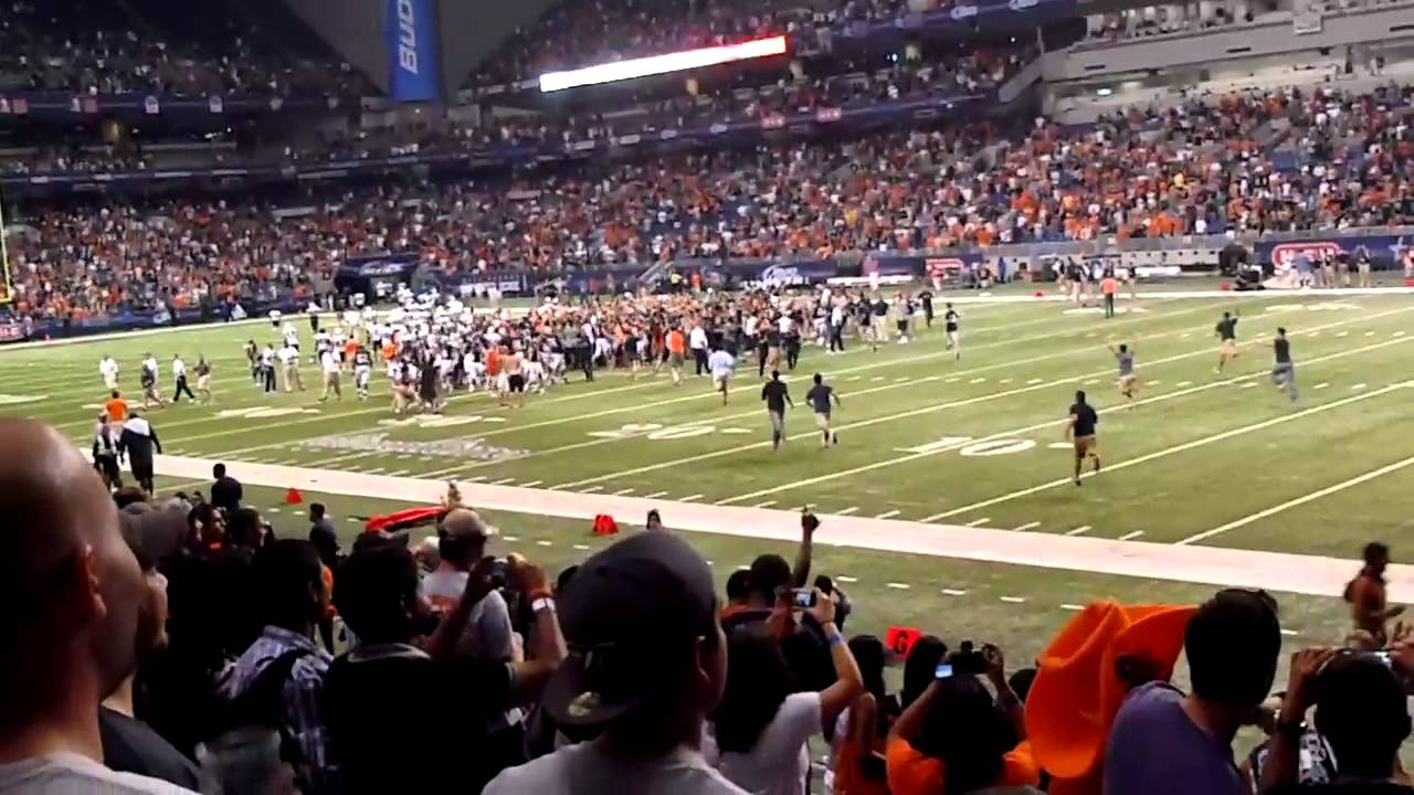 Fans rush the field at UTSA Football Game - YouTube