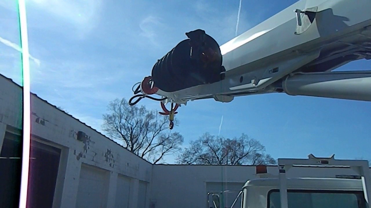 Altec D2045 International Derrick Digger boom operation - YouTube
