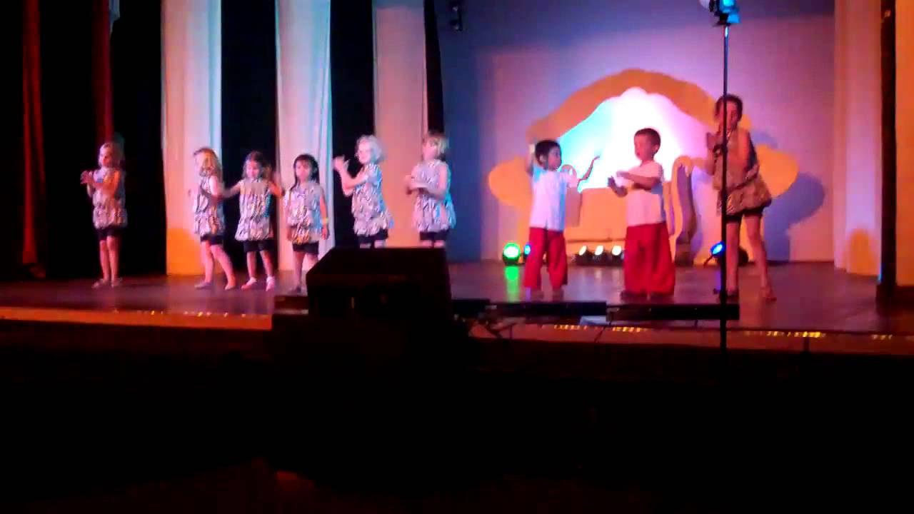 Club Med mini club dance show - YouTube