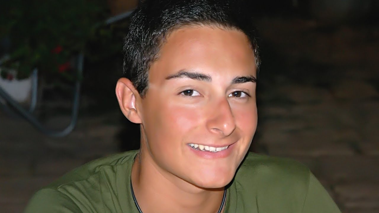 Matteo Farina, un santo "infiltrato" tra i giovani - YouTube