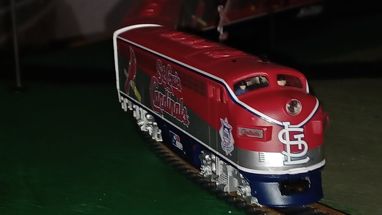 Reviewing The STL Cardinals Train Set By Bachmann - YouTube
