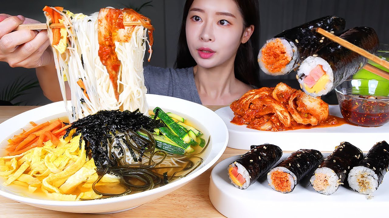 뜨근뜨끈한 잔치국수 한 그릇과 꼬마김밥 ☆ 매운겉절이 먹방 ASMR MUKBANG | Hot Anchovy Noodle Soup ...