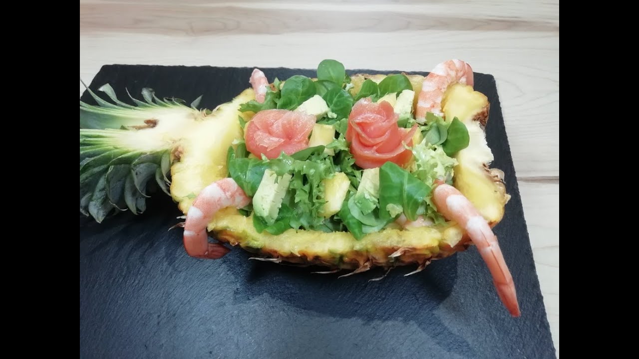 🍍Piña rellena con marisco🦐 Pineapple stuffed with seafood / Cóctel de ...
