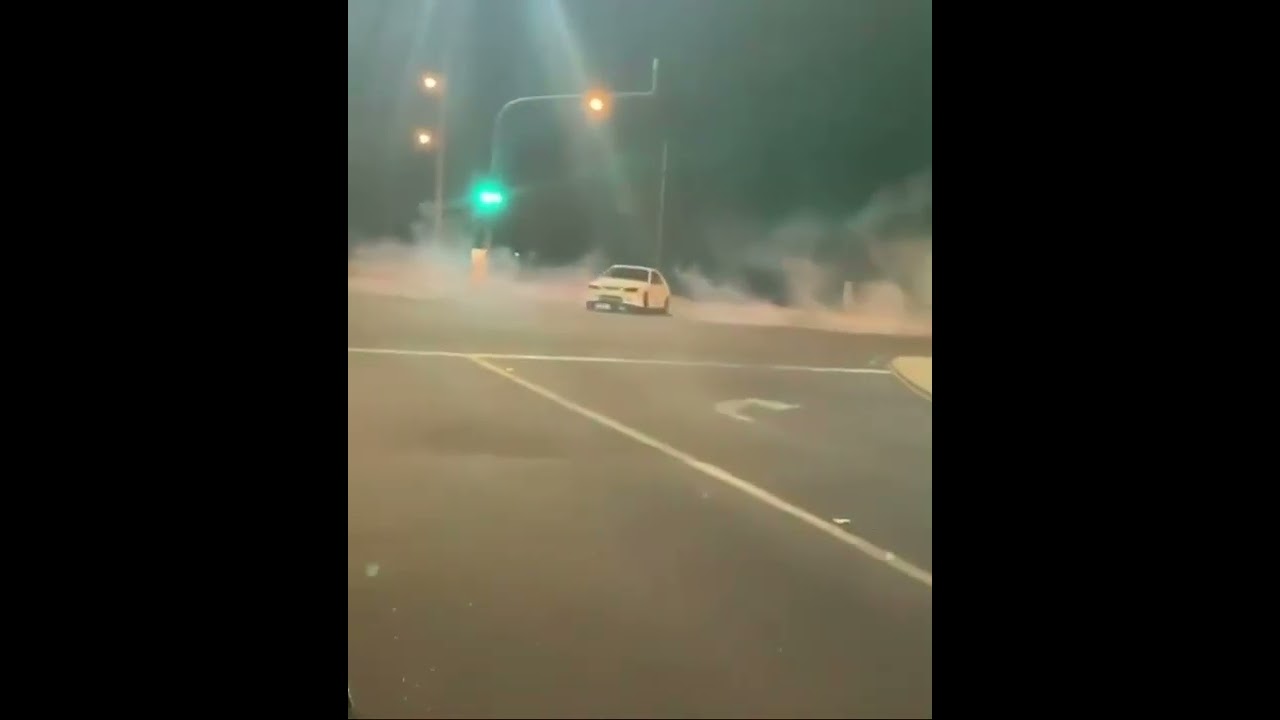 VY V6 Chased By Cops After Main Intersection Skids - YouTube