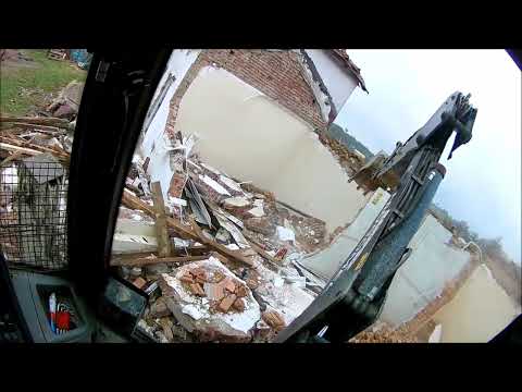 İki katlı eski ev yıkım çalışması