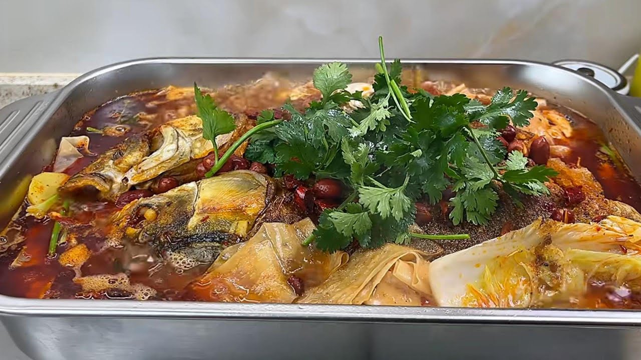 A particularly practical grilled fish tray, it can be used to hold ...