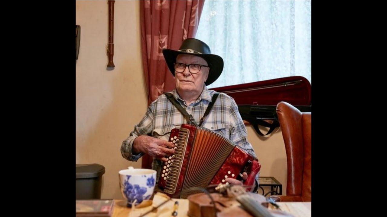 Eamon Flynn (accordion) & Gene Frain (piano), 1960s - YouTube