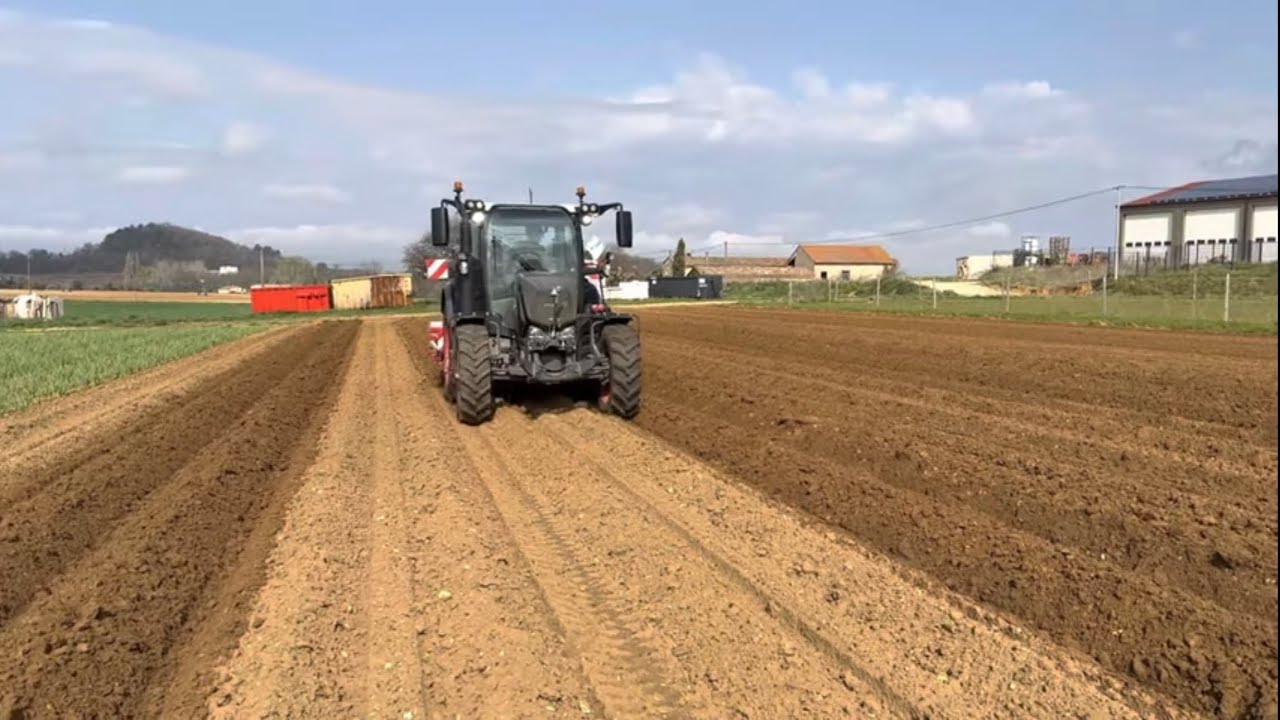 Vidéo avril Jour 1: le buttage des pommes de terres - YouTube