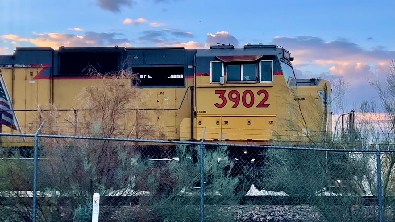 UP 3902 and SD70 T4 roll through Mesa on way to Phoenix AZ - YouTube