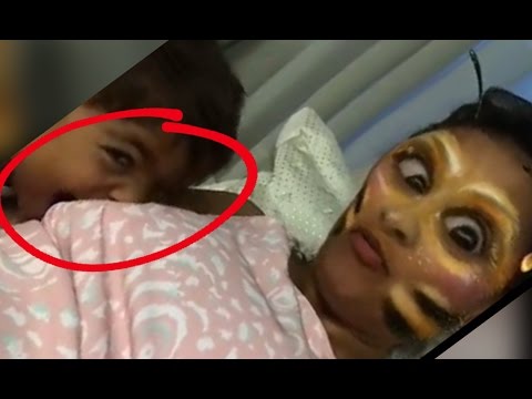 Filho morde peito de Simone brincando