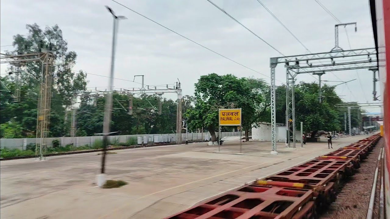 GOA SAMPARK KRANTI EXPRESS 12449 SKIPPING PALWAL AT 130 KMPH - YouTube