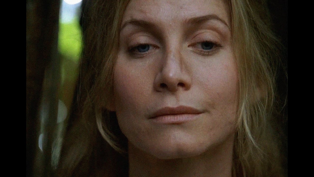 Juliet Burke - 65 - Juliet and Kate start walking through the jungle ...