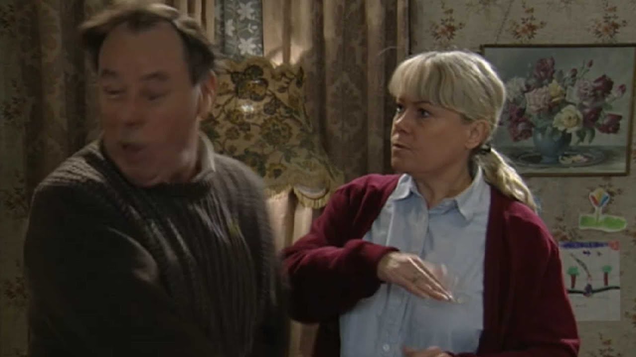 Arthur Fowler & Pauline Fowler Slap Each Other During An Argument ...