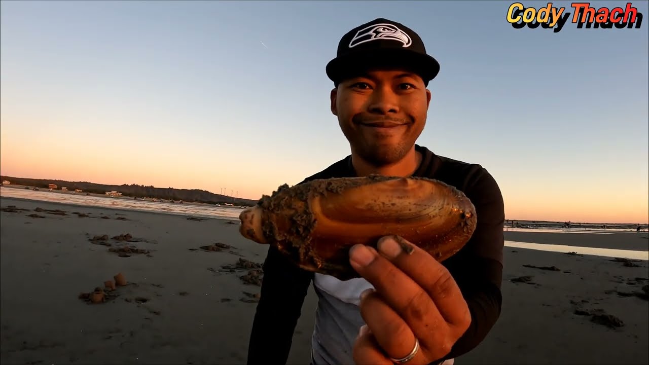 WINTER RAZOR CLAMS DIGGING FUN ACTIVITIES - YouTube