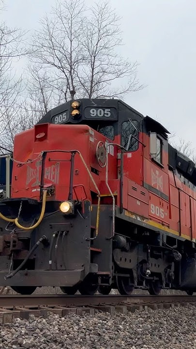 BLE 905 leads the misc train south through Plum, PA - YouTube