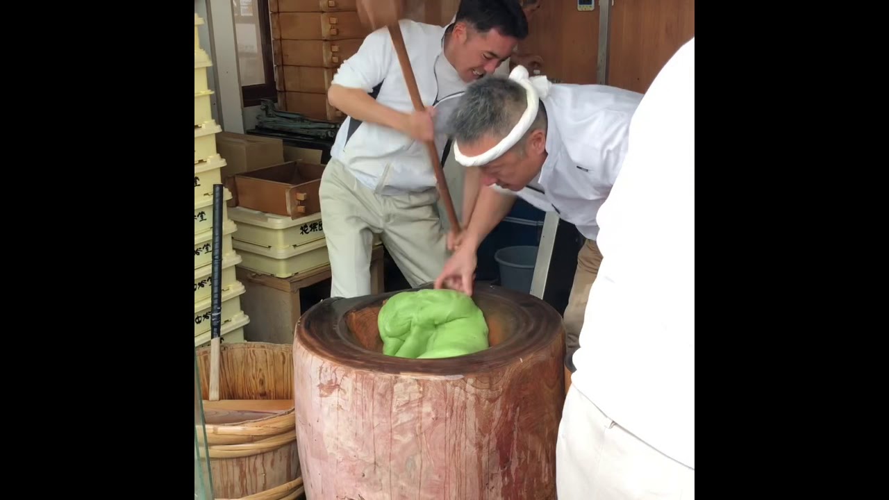 Traditional Mochi making by fastest Mochi maker in Japan - YouTube