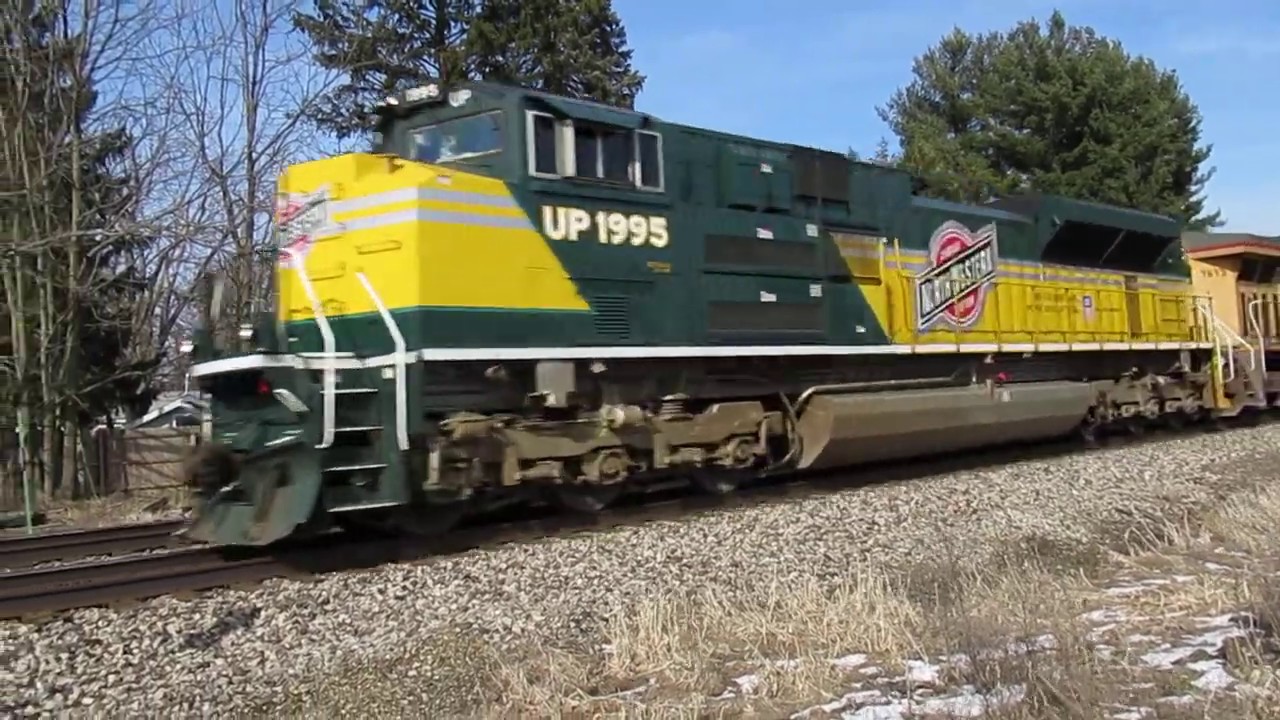 CNW heritage UP 1995, UP 7673 blasting a Westbound mixed car freight train through Vicksburg, MI ...