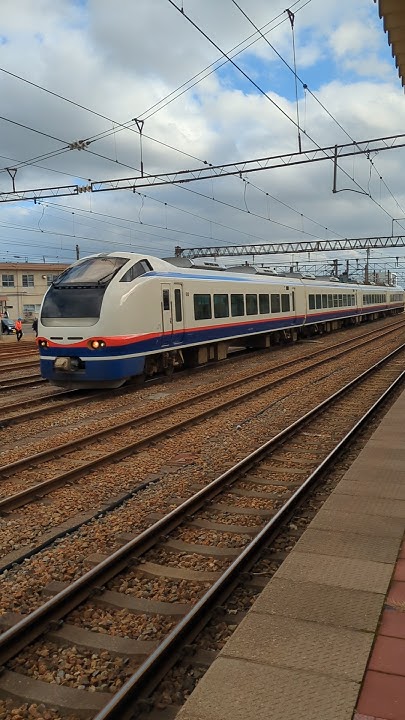 酒田駅 E653系しらゆき色 回送 #e653系 - YouTube