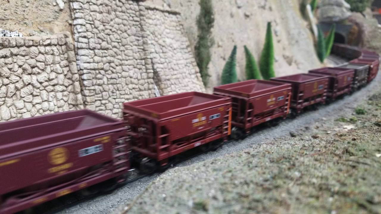 8-5-16: Long HO Scale Ore Train Led By A Set Of ATSF F-units - YouTube