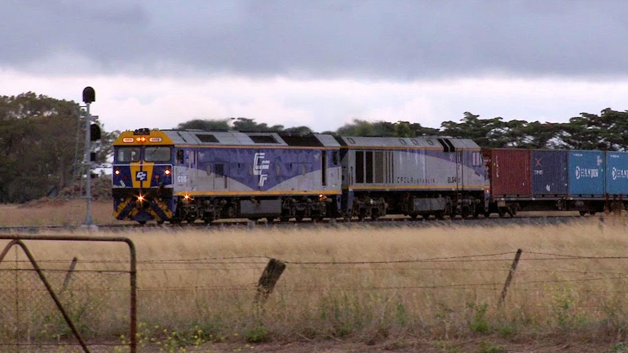 Australian Diesel Freight Trains Cross - CFCLA & Pacific National ...