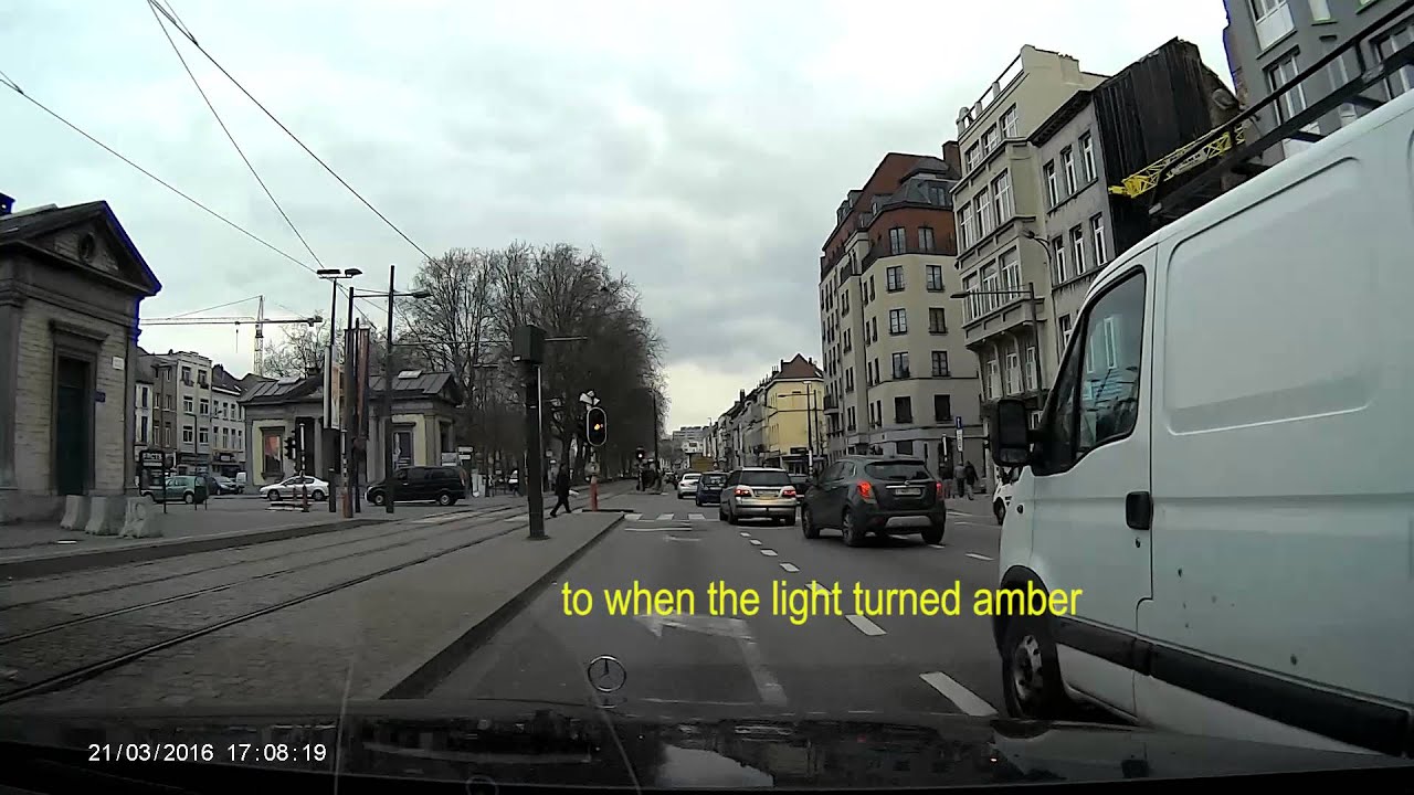 Bruler un feu rouge: pas toujours une bonne idée - YouTube