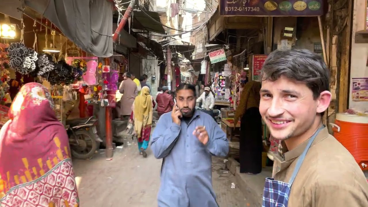 Walking in Lahore Pakistan [Walled city OLD TOWN] - YouTube