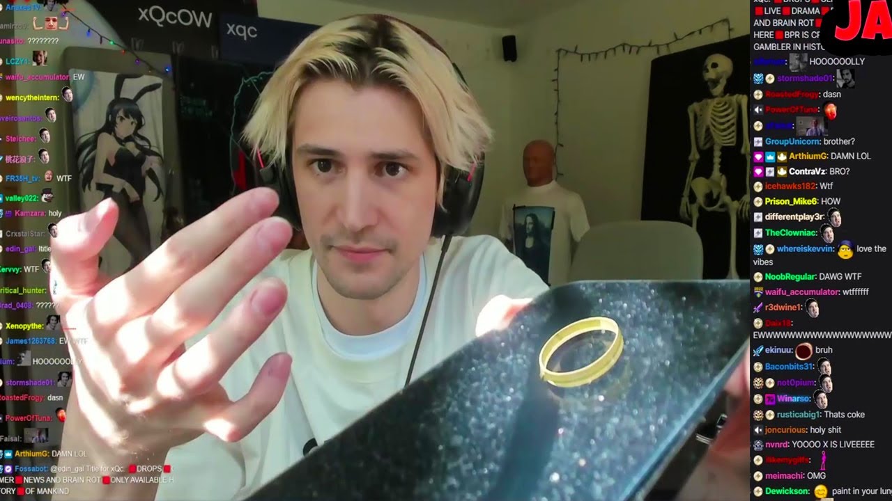 xQc Reacts UNHINGED Situation - YouTube