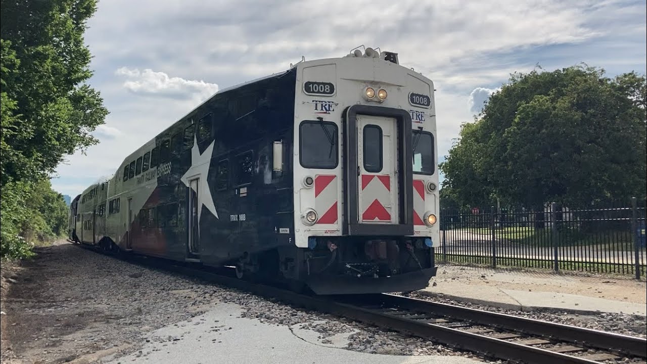 TRE #1008 heads East with #570 at Riverside Drive (Sylvania, TX - June ...