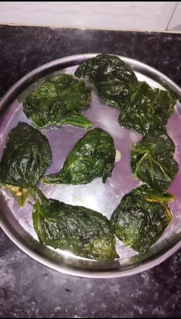Fish Paturi with bottle gourd leaves /Lau pata Diye chhoto Macher ...