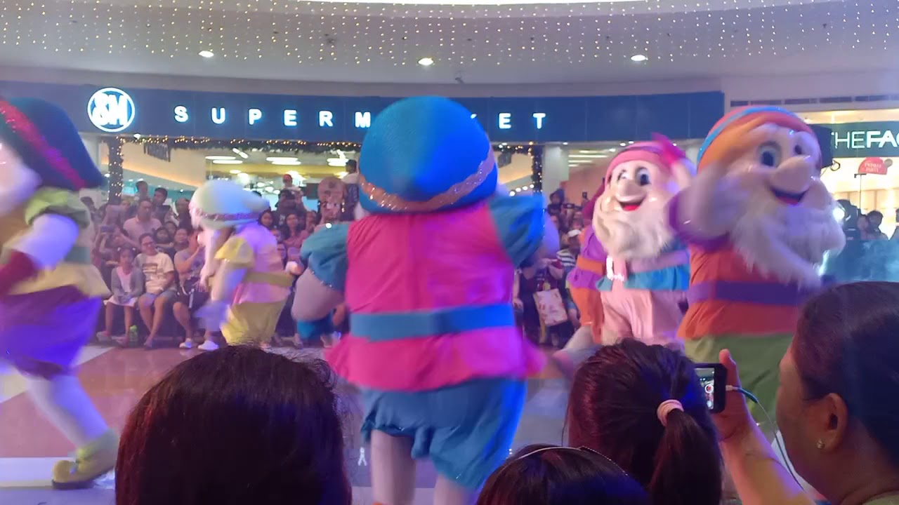 Christmas Grand Parade at SM - YouTube
