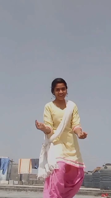 🌸Suit ch bhi lagdi ae Morni🧿🥰#trendingshorts #punjabisong #dancer # ...