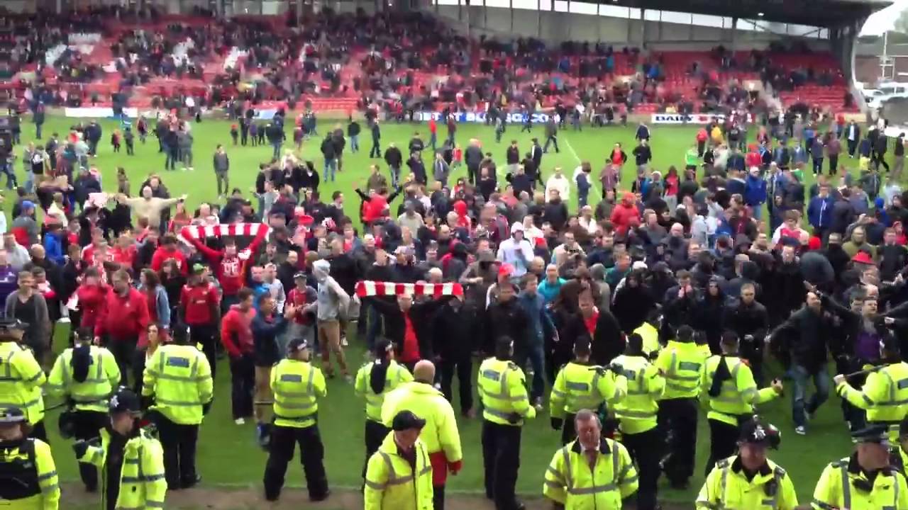 Wrexham fans 'scaring' Luton - YouTube