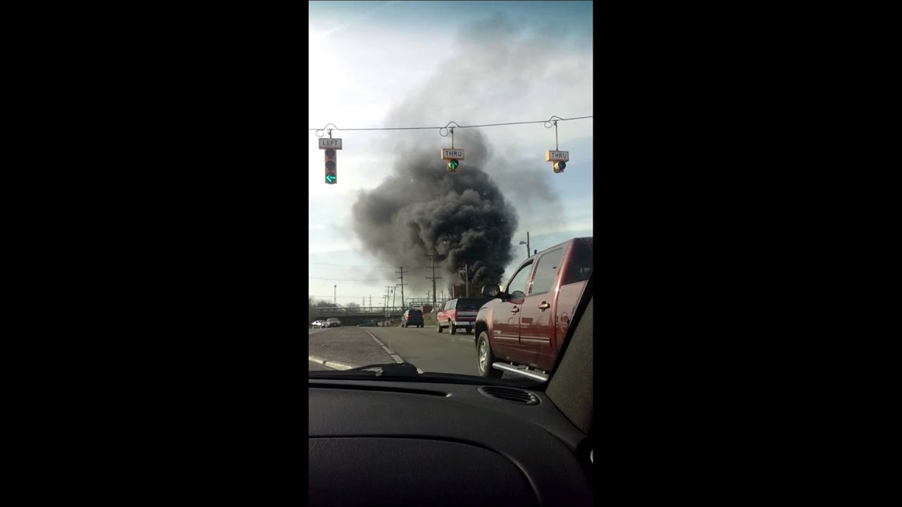 DETROIT MARATHON OIL REFINERY FIRE - YouTube