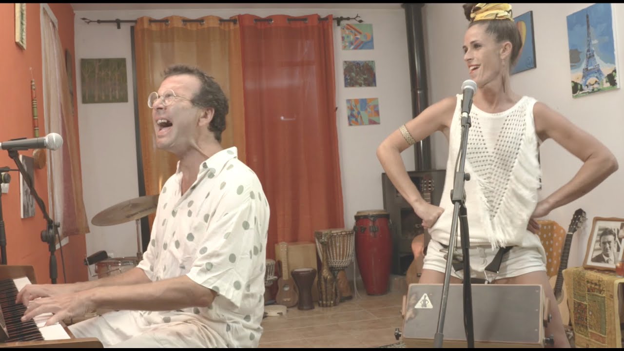 Manolo y Curra " Cachumbambé" ( Videoclip en directo ) - YouTube