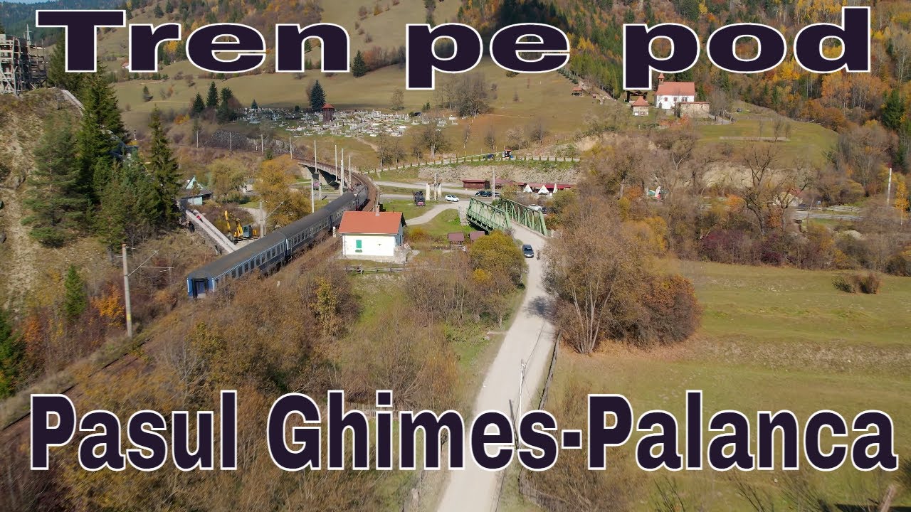 Urmareste un tren de calatori pe podul feroviar din Pasul Ghimes ...
