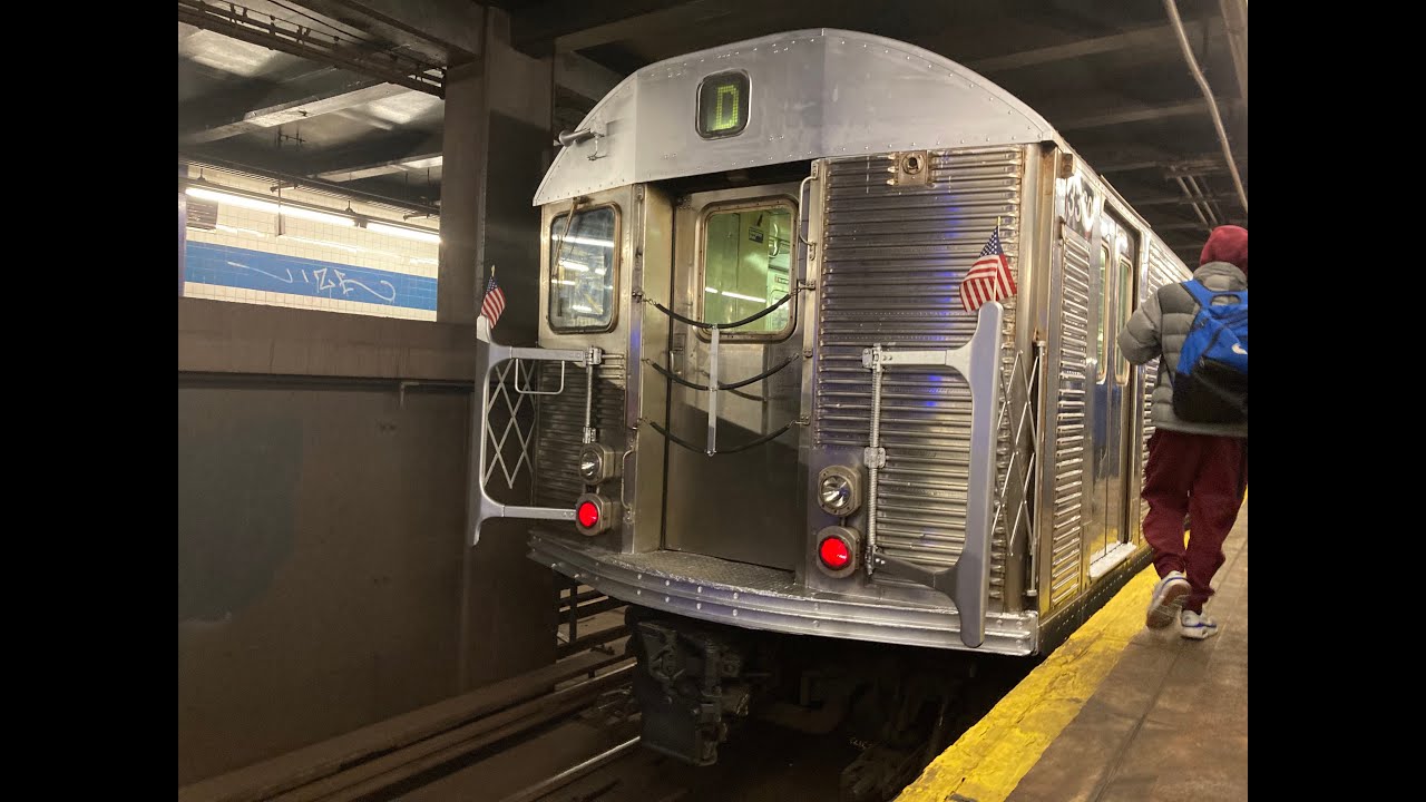 R32 D train approaching 2nd Avenue - YouTube